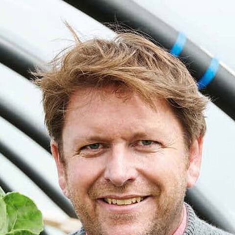 James Martin's steak with whisky-braised onions - Foodies Magazine